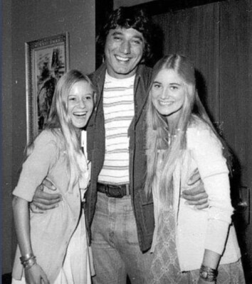 Broadway Joe Namath appears on Brady Bunch w Jan and Marcia 8x10 lustre ...