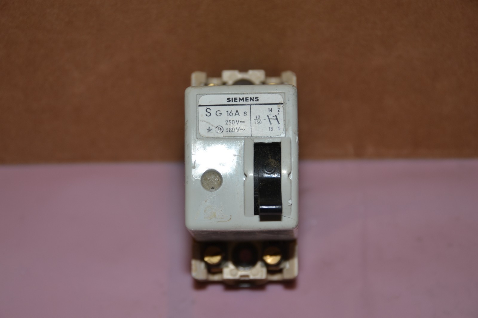 SIEMENS SG 16A SG16A 250V 380V CIRCUIT BREAKER | eBay