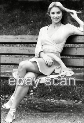 LUAN PETERS LEGGY CHEESECAKE 8X10 PHOTO | eBay