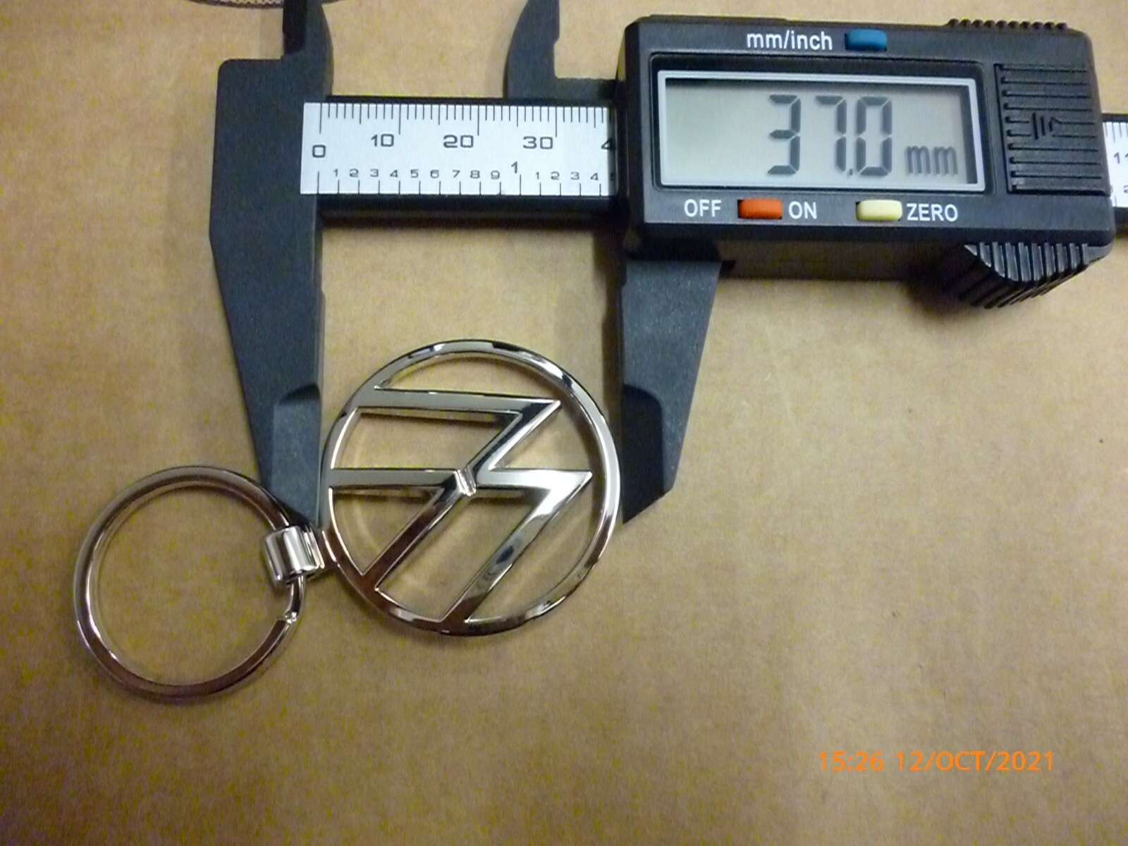 NEW GENUINE METAL VOLKSWAGEN EMBLEM KEYRING CHROME 000087010BN | eBay