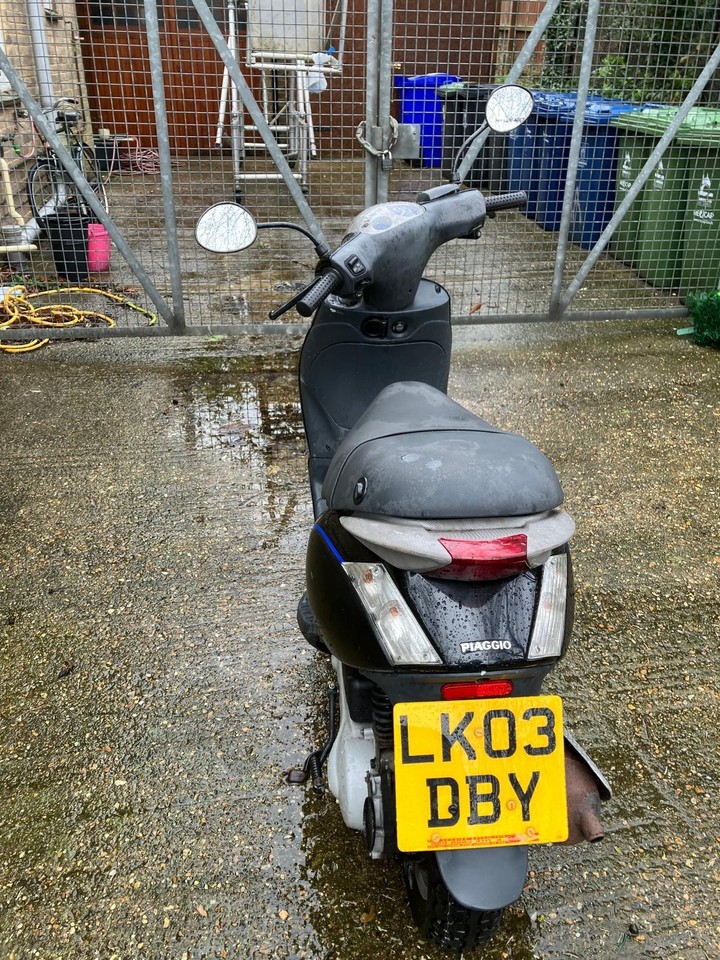 Piaggio Zip 50 Black 49cc petrol (2003 reg) moped. Good for commuting ...