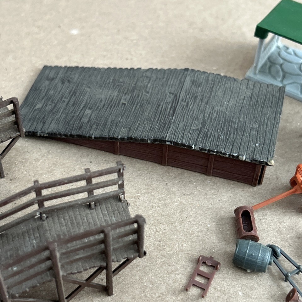 Vintage Revell Model RR HO Scale Cattle Ramps Lounge Area Detial Parts ...