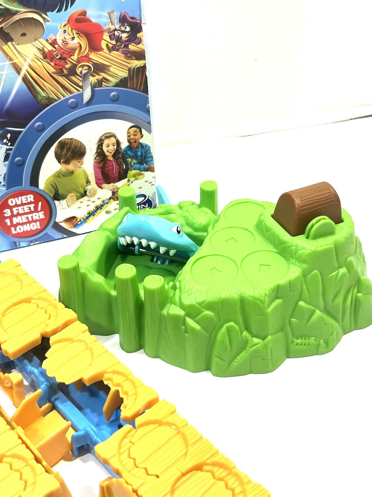 Shark Mania Chomping Race Game SpinMaster Pirate Family Board Game 100% ...