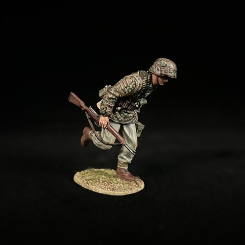 WAR PARK MINIATURES 1:30 WW2 GERMAN NO027 WAFFEN SOLDIER RUNNING WITH ...