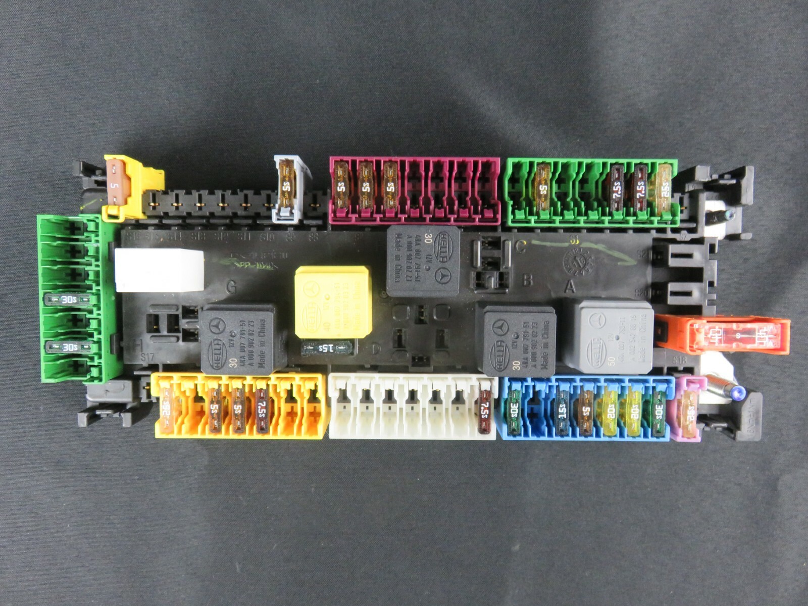 A1669061202 Mercedes GLE350 Relay Fuse Box Unit Under RH Rear Seat 2016 ...