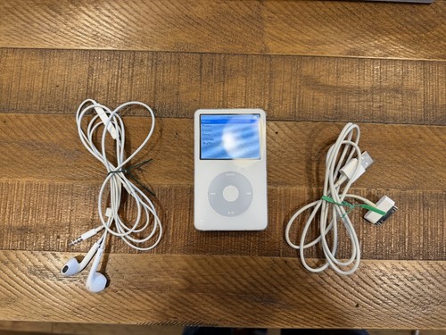 Apple iPod classic 5th Generation White (30 GB) - Bundle 2005. Plays ...