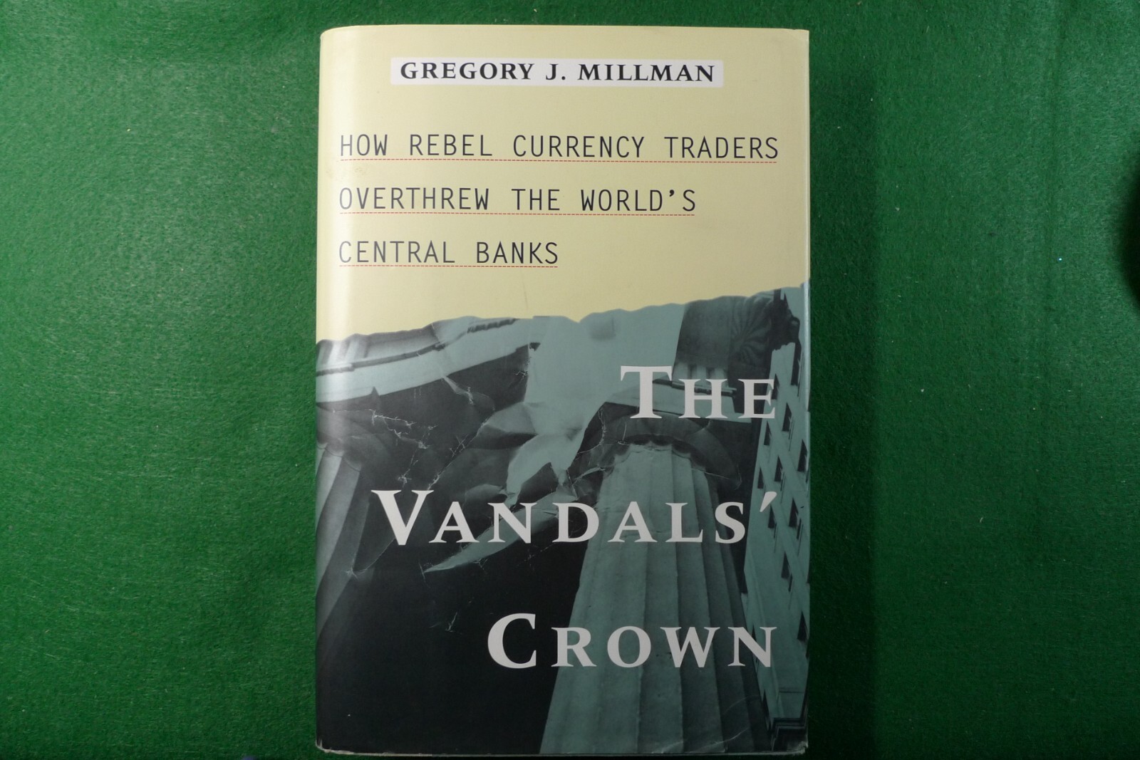 The Vandal's Crown : How Rebel Currency Traders Overthrew the World's ...