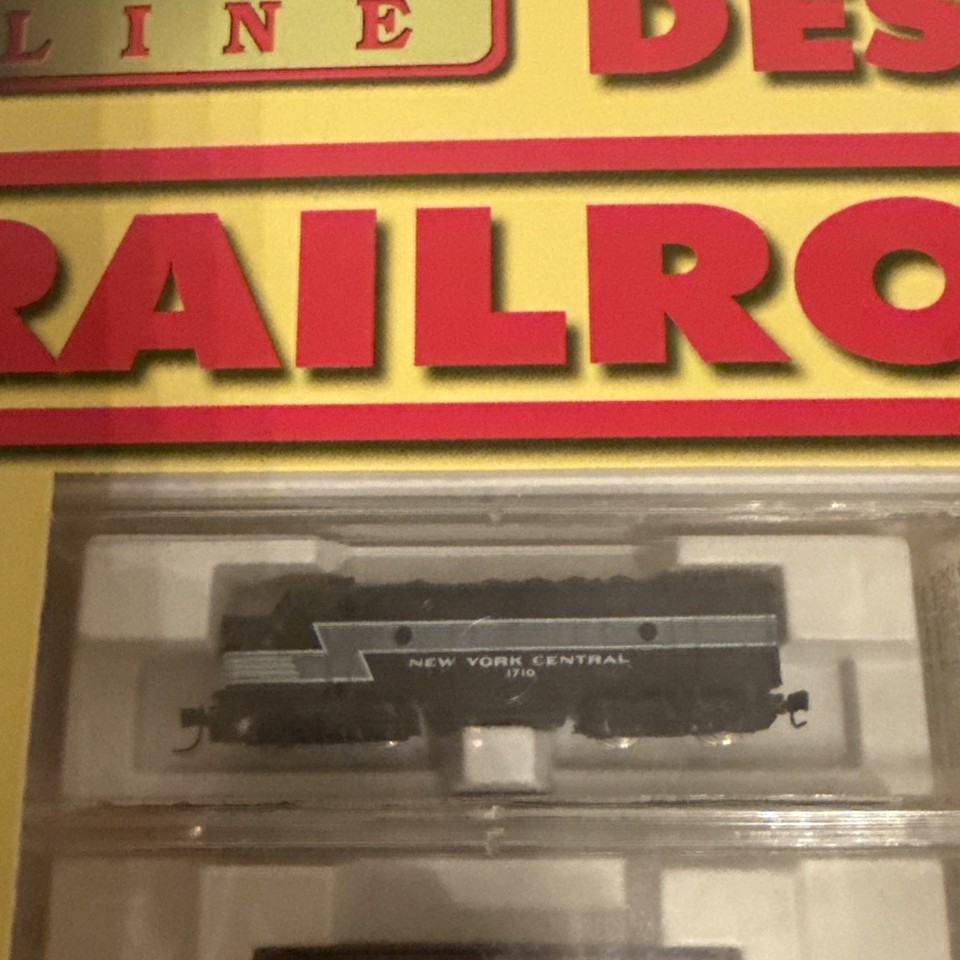 Micro-Trains Line Z Scale Desk Top Railroad Set With 5 Extra Cars. | eBay