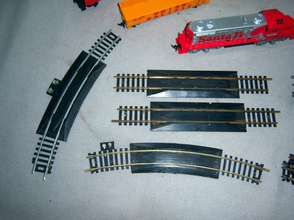 Vintage Tyco HO Train Set 1970'S! Santa Fe 72 Electric Train Set- 88pcs ...