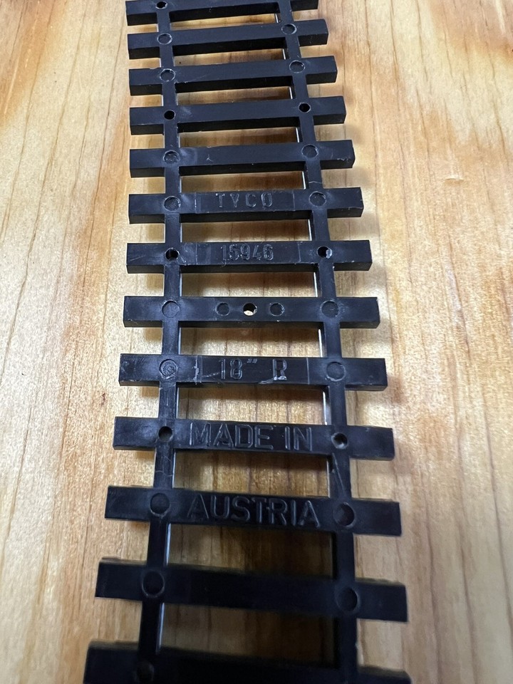 TYCO Model Railroad HO Scale 18" R Train, 11 Curved Track, 10 Straight ...