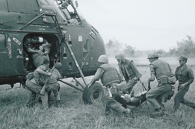 Vietnam War Photos -- US Soldier Medevac - Sikorsky H-34 | eBay
