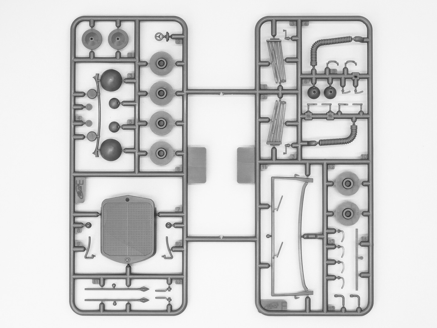 Type G4 with MG 34 and German Staff Person WW2 1/35 Scale Model Kit ICM ...