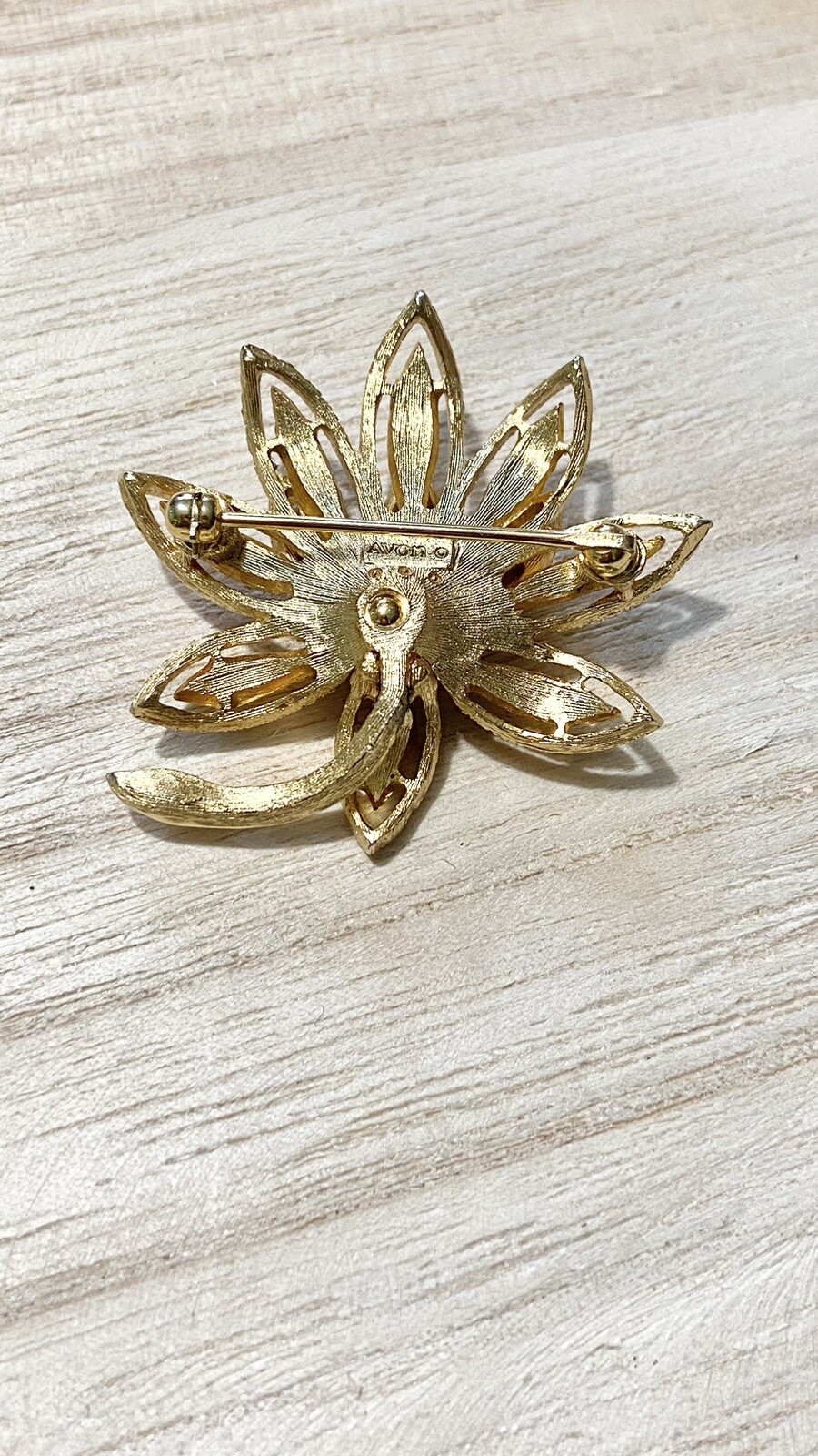 Vintage Avon Gold Tone Lotus Flower Brooch Pin. - Gem