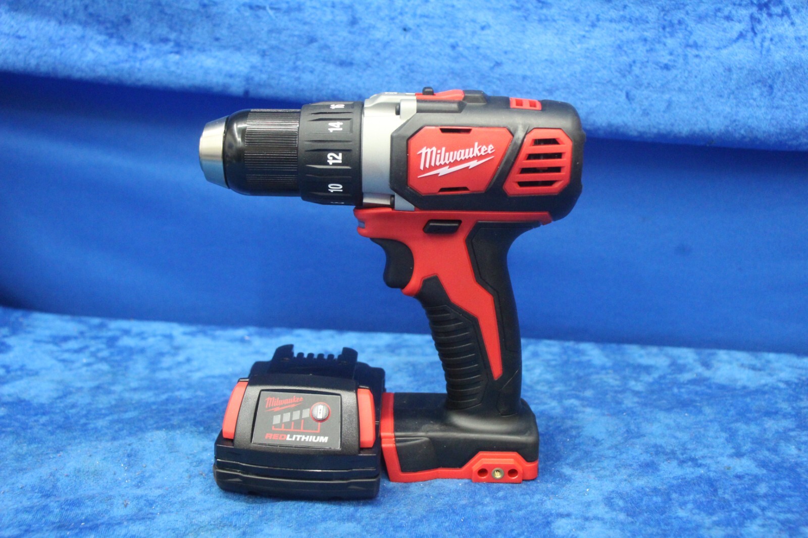Milwaukee (2606-20) M18 18V Lithium-Ion Cordless 1/2 in. Drill Driver w ...