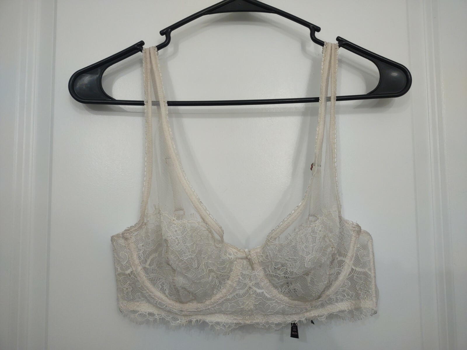 Delicate Victoria's Secret White Lace Bra with underw… - Gem