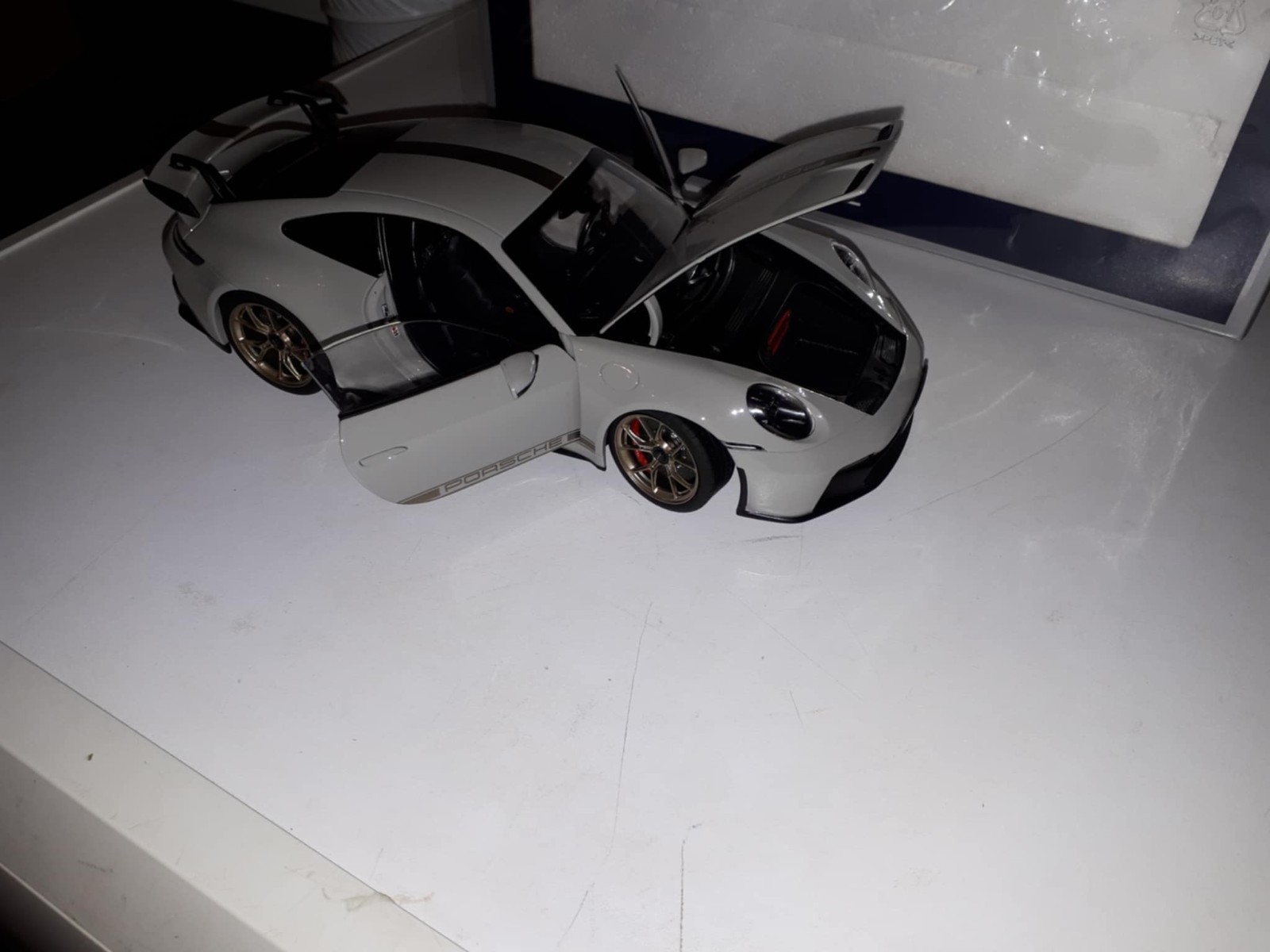 1/18 Norev Porsche 911/992.1 GT3, chalk grey, goldene Felgen/Streifen ...
