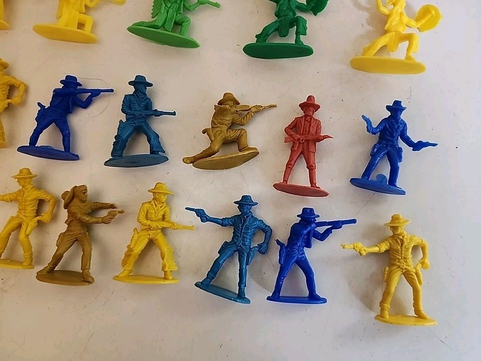 VTG Lot Of 25 Plastic Cowboy Indian Toy Figurines Fighting Battle ...