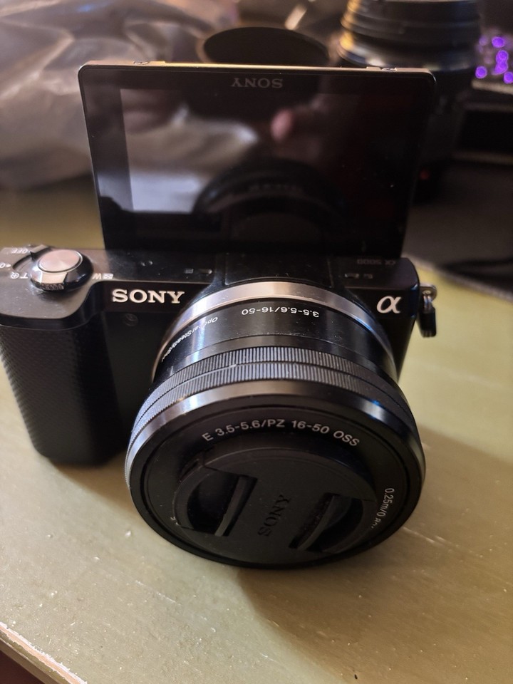Sony a5000 ILCE-5000 w. Sony Optical SteadyShot lens 3.5-5.6/16-50 w charger | eBay