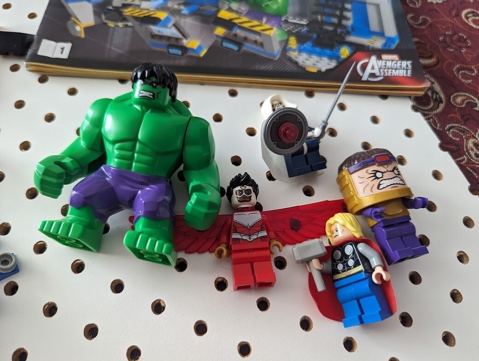 76018 LEGO Marvel Super Heroes: Avengers: Hulk Lab Smash (Read ...
