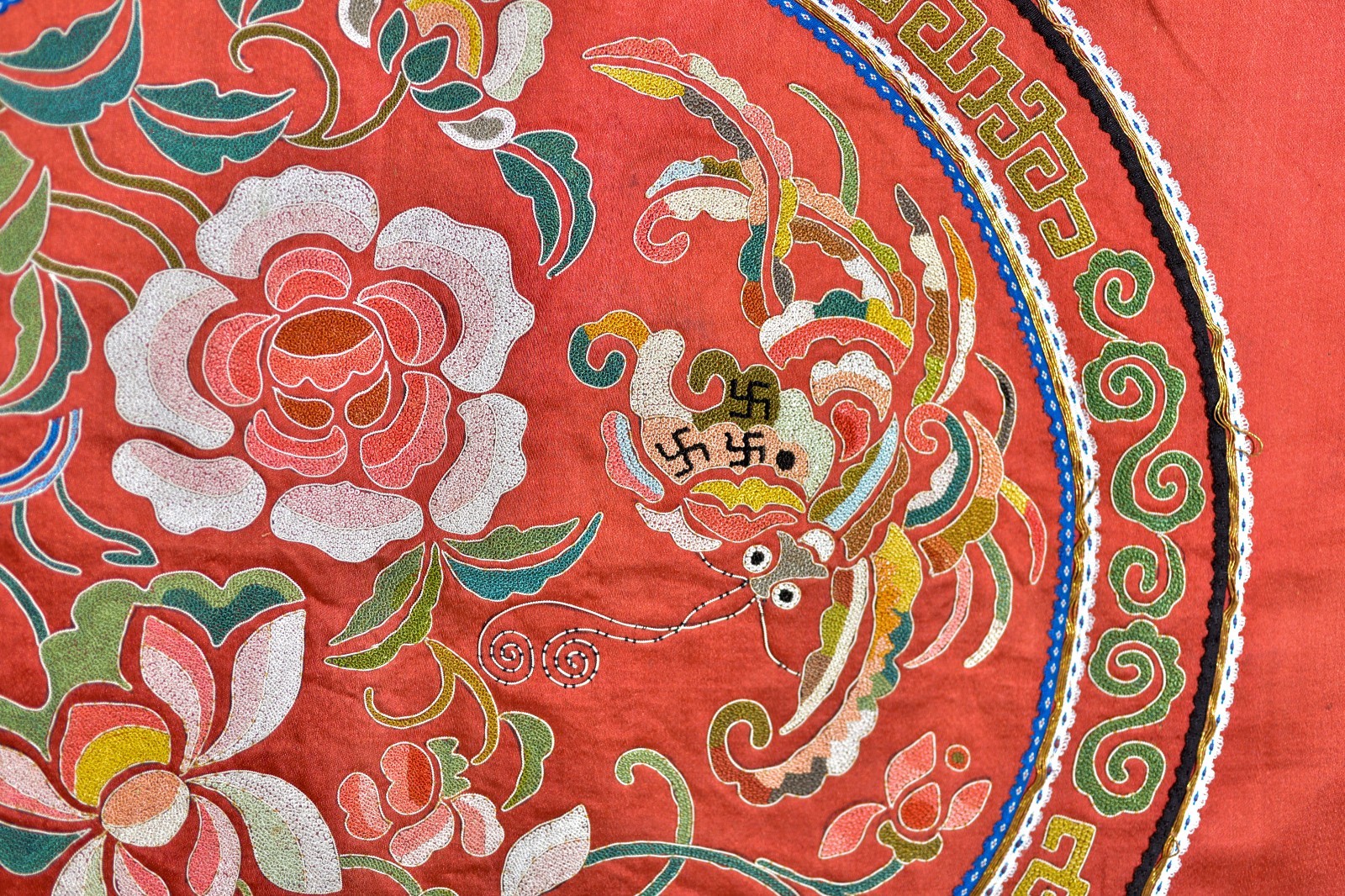 WONDERFUL ANTIQUE CHINESE ROUNDEL SILK EMBROIDERY TEXTILE BADGE | eBay