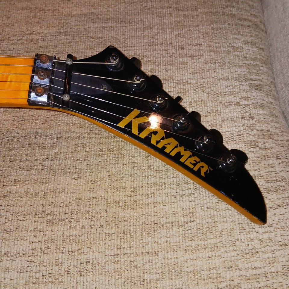 Kramer ST200, Floyd Rose 2 , EMG Pickups, Kramer Case, Maple Neck ...