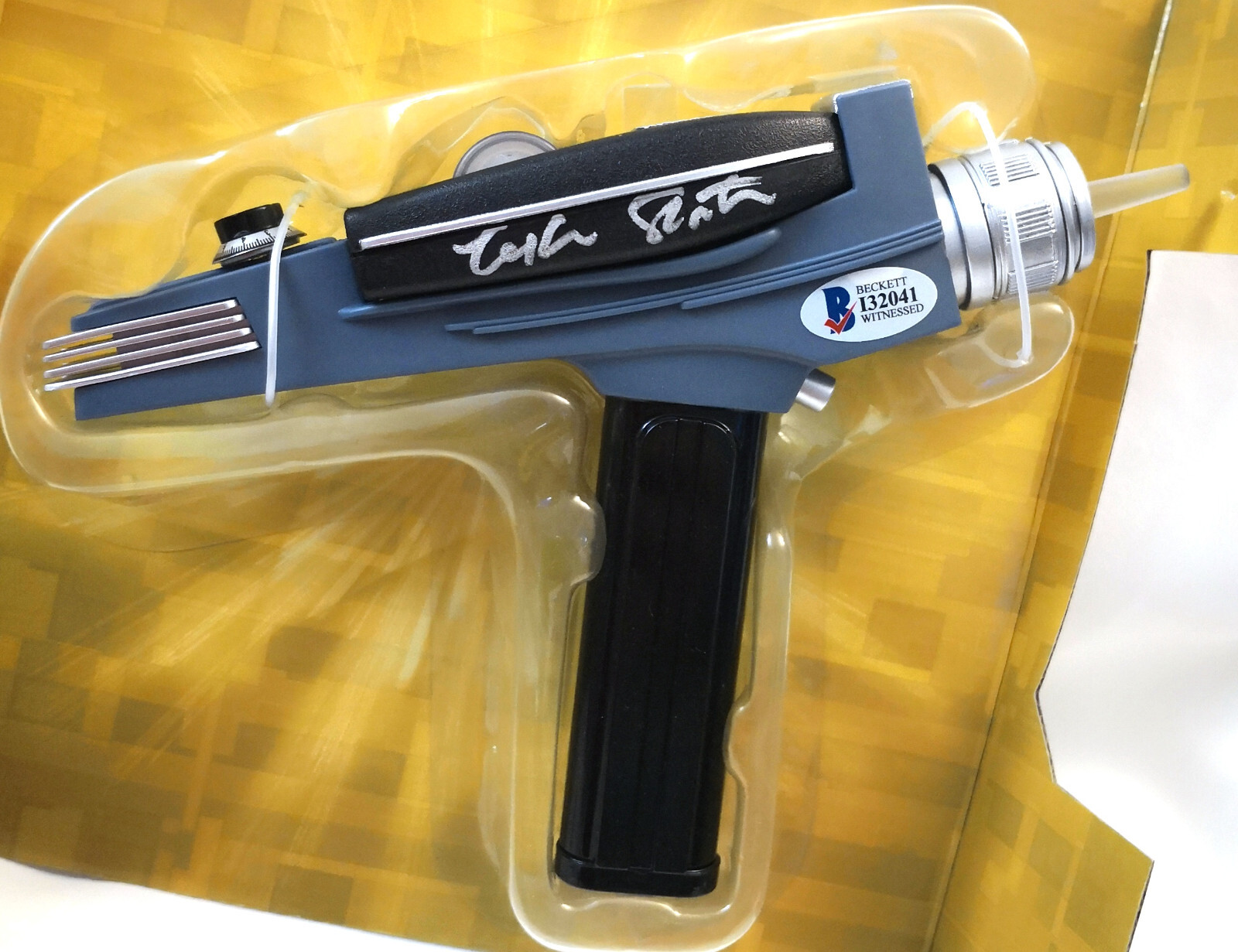 Signed WILLIAM SHATNER Star Trek TOS Art Asylum CLASSIC PHASER Beckett ...