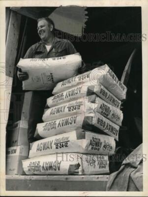 1970 Press Photo Lawrence Cooke with bags of Agway seed on New York ...