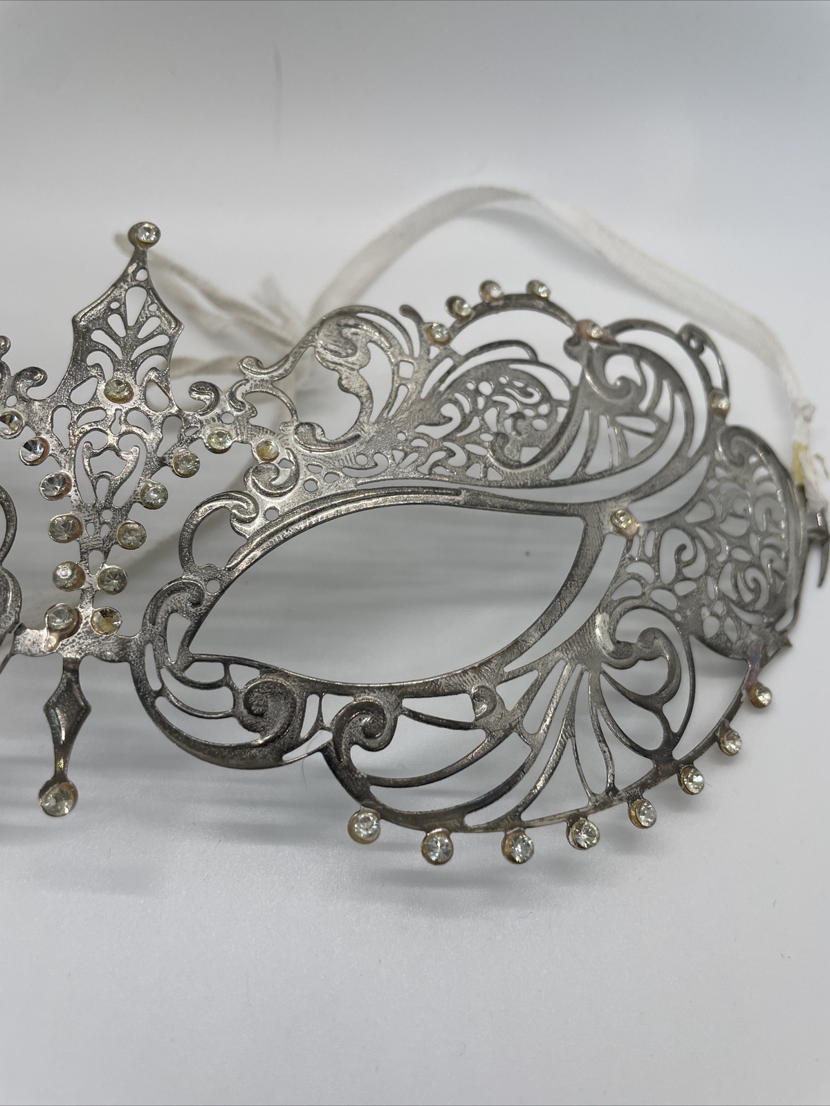 Silver Filigree Vintage Masquerade Mask - Gem