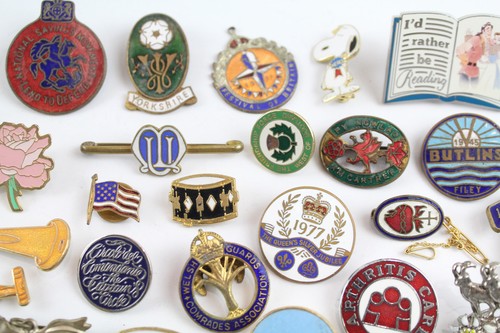 Assorted Enamel & Vintage Badges Inc Girl Guiding Butlins Flag Pin Etc ...