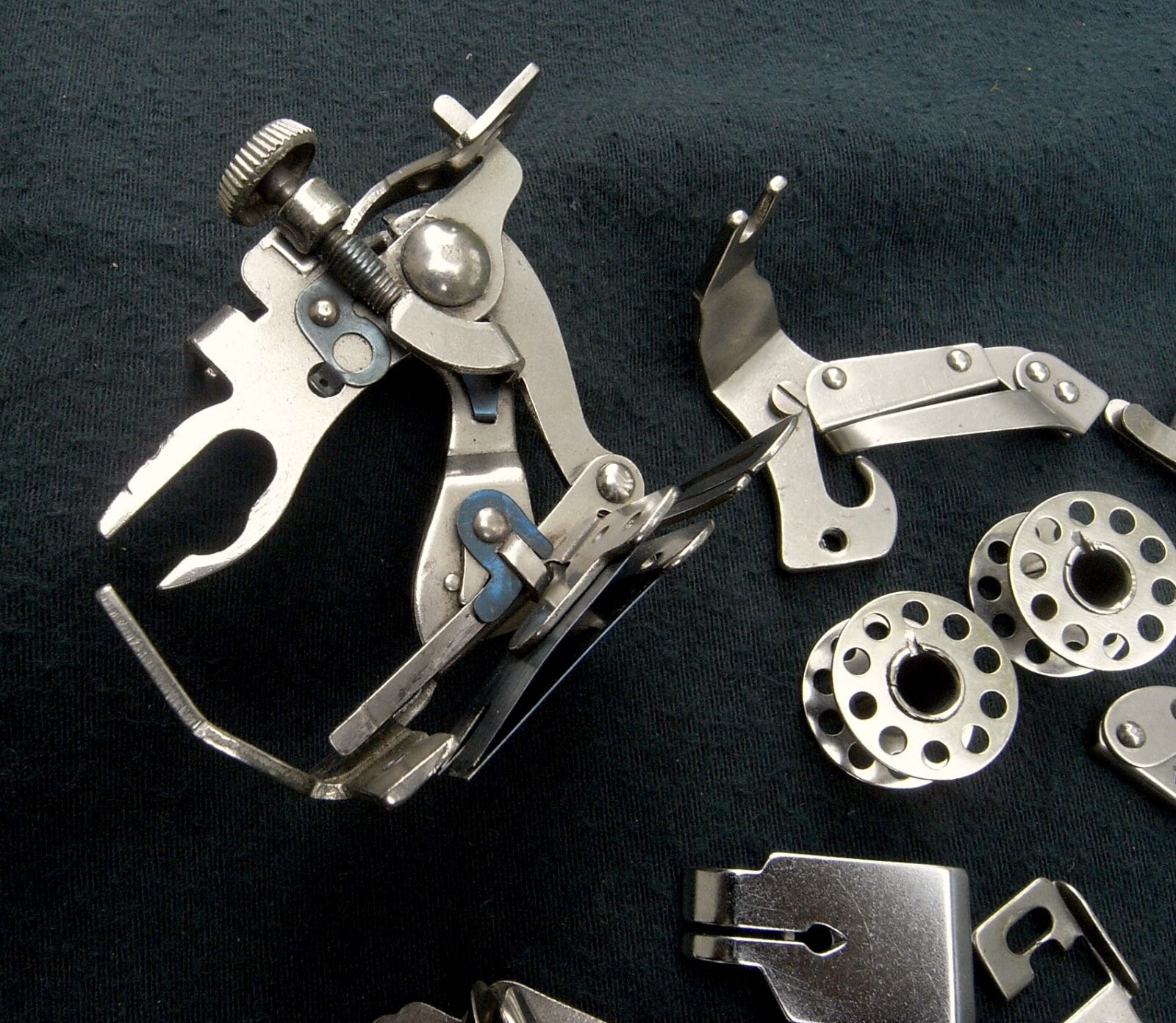 LOT OF VINTAGE SINGER/BROTHER SEWING MACHINE ATTACHMENTS +PARTS | eBay