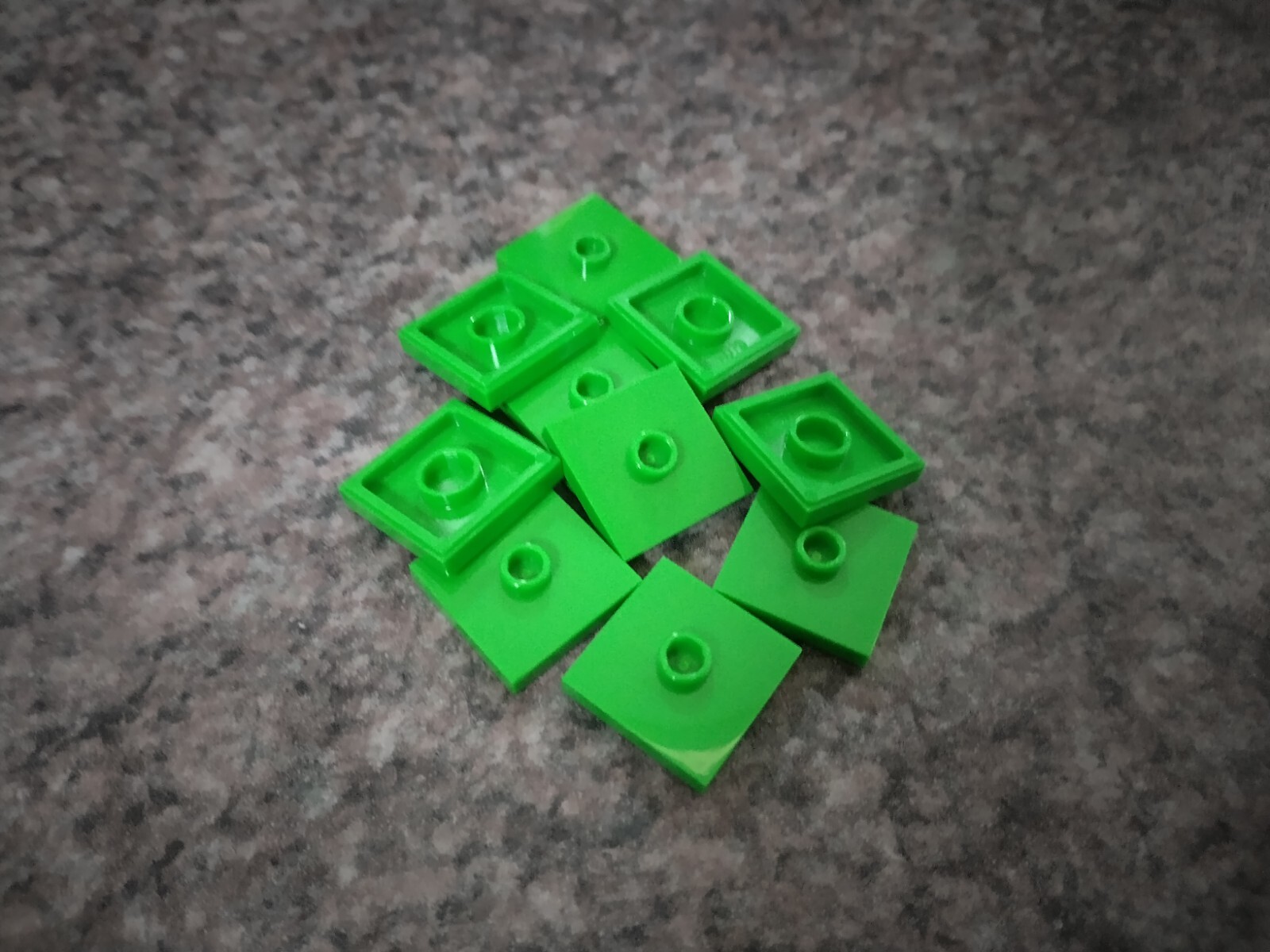Lego Parts Green 2x2 Plate with Stud In Centre, Jumper (10 Pieces) Part ...