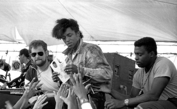 Mic Murphy of The System passes out flyers to fans 1987 OLD MUSIC PHOTO ...
