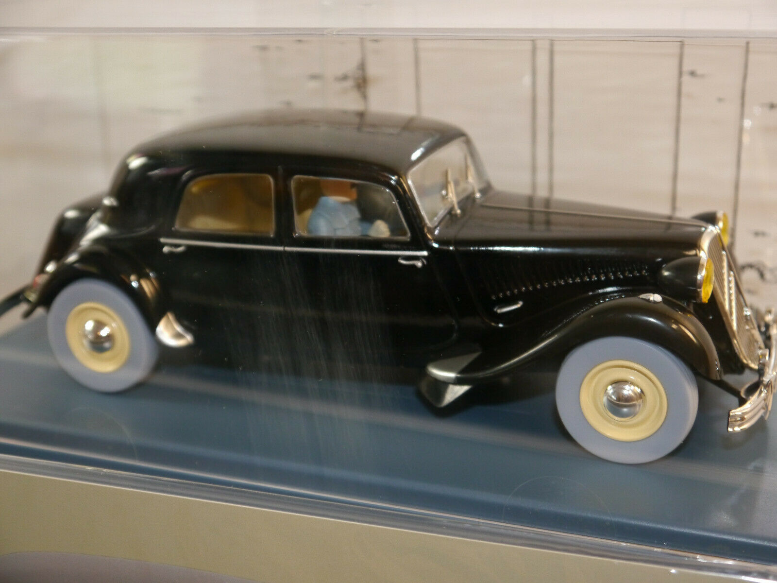 Tim & Struppi Tintin Black Citroen 15CV Model Car 29948 Moulinsart 1/24 ...