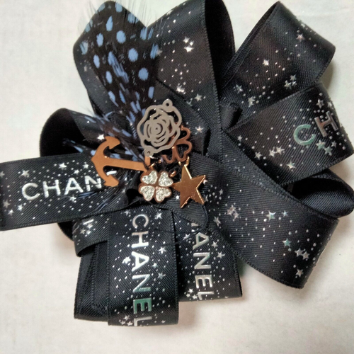 Broche fait main avec ruban Chanel noir et argent | eBay