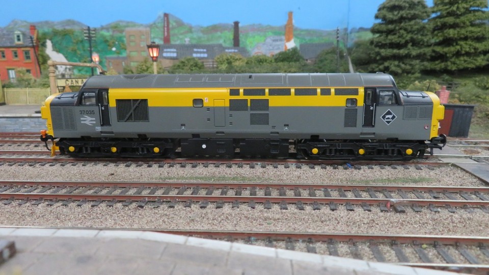 Bachmann Class 37 in Civil Engineers Dutch livery excellent condition ...