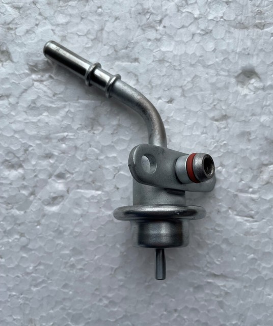 Fuel Injection Pressure Regulator DENSO 23280-31010 05-11 Toyota Tacoma ...