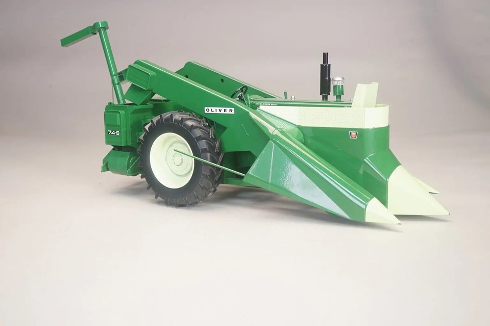 1/16 Oliver 1650 Corn Sheller By SpecCast 2024 Heartland Toy Show ...