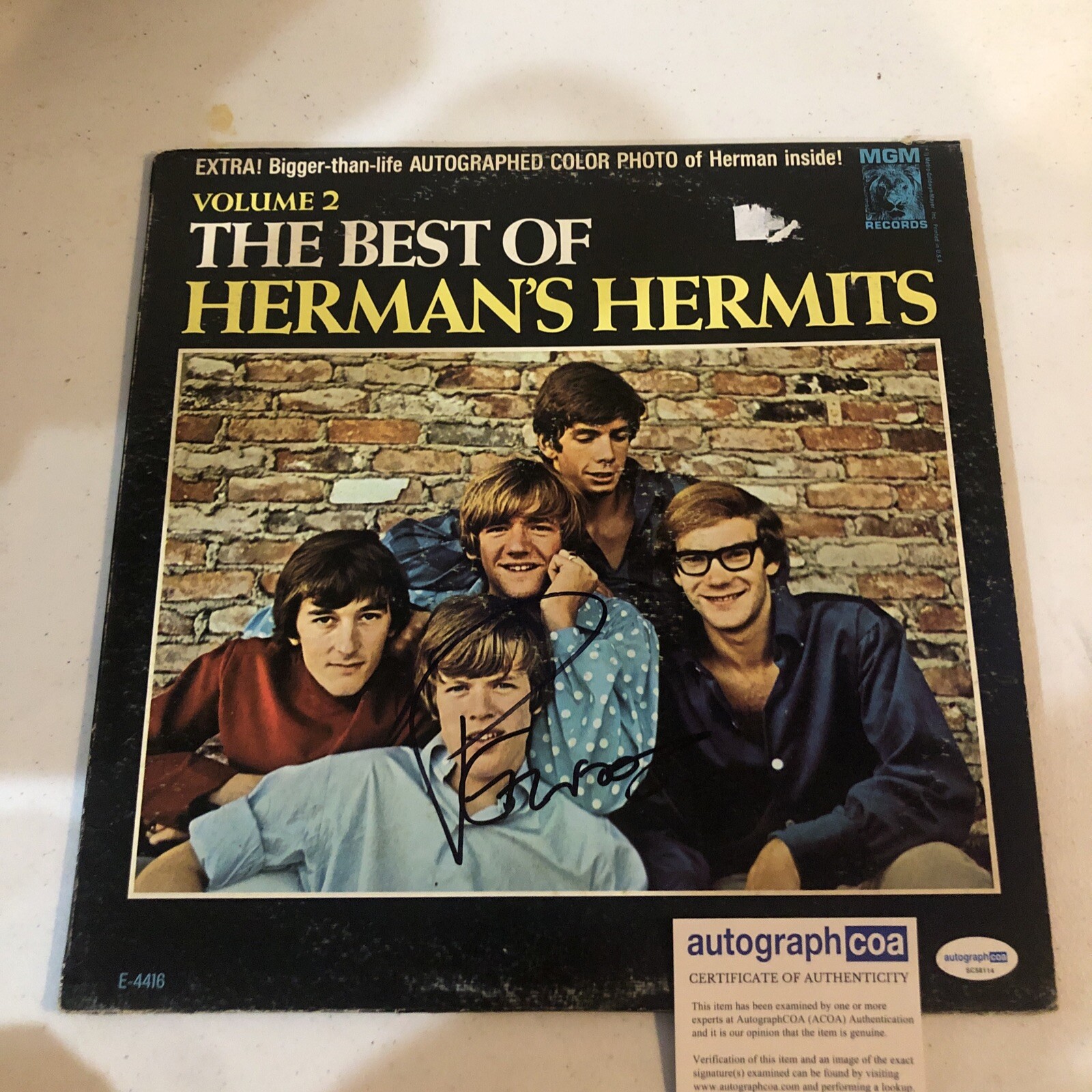 PETER NOONE HERMANS HERMITS SIGNED AUTOGRAPH VINYL ALBUM RECORD ACOA ...