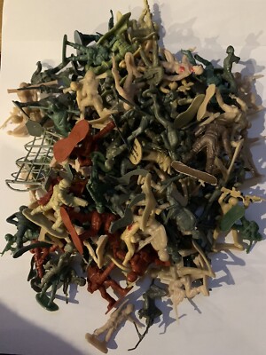 Lot of 115 Plastic Mini Army Men + Extras, Multiple Sizes And Colors | eBay