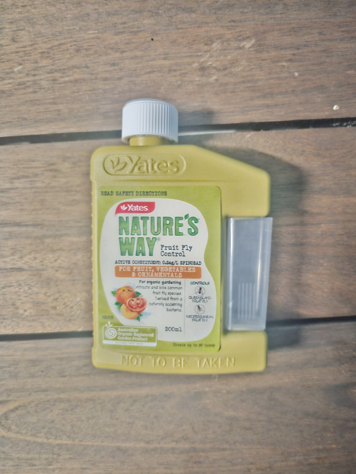 Fruit Fly Control Attracts and Kills Treats up to 30 Trees YATES 200ml ...