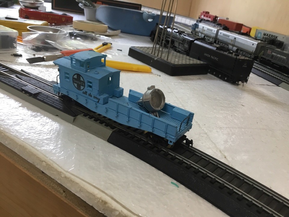 Ho Scale ATSF Maintenance Car With Spotlight | eBay