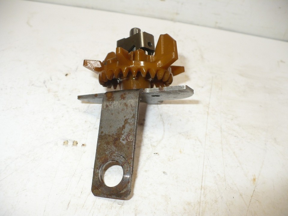 BRIGGS AND STRATTON 28R707 0140 01 ENGINE GOVERNOR/OIL SLINGER USED ...