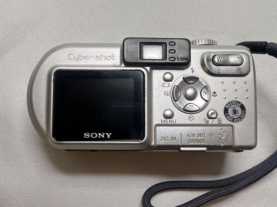 Sony Cyber-shot DSC-P8 3.2MP Digital Camera Silver for parts or repair ...