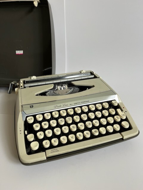 Smith Corona Pride Line Cursive Font Script Zephyr Deluxe England ...