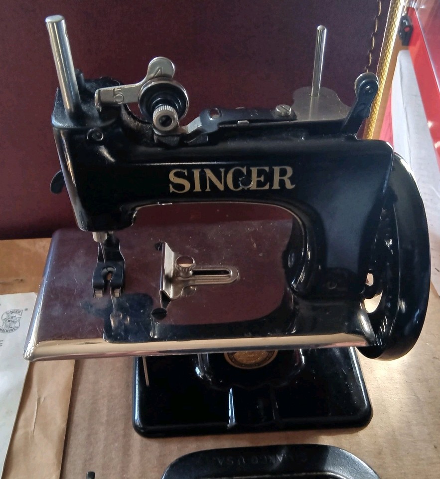SINGER SEW HANDY Model 20-10 - With clamp, instructions, carrying case ...