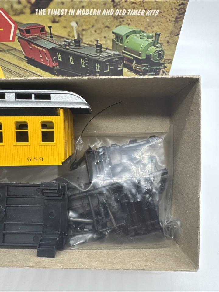 HO Roundhouse Products Train Kit#5211 - 50’ Overland Baggage Car Model ...