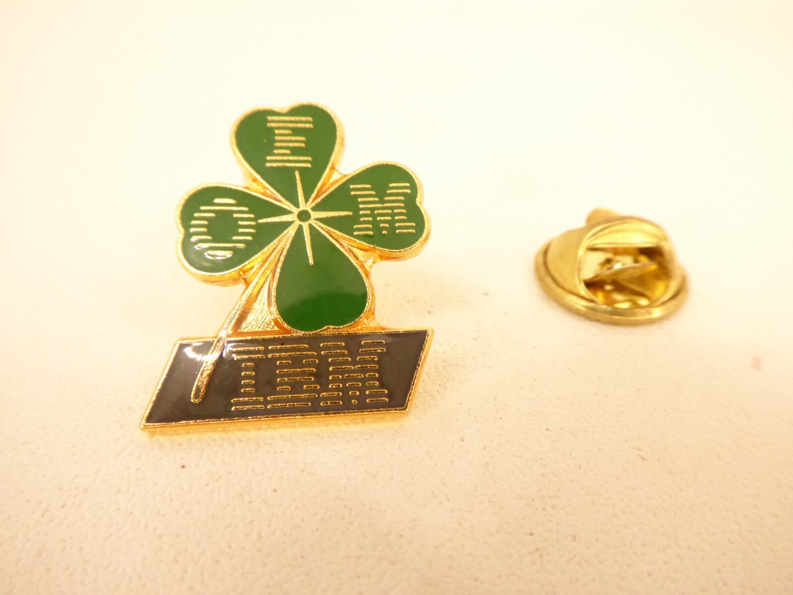 Pins Pins Pin Badge IBM- TREFLE 4 FEUILLES -O E M- INFORMATIQUE- | eBay