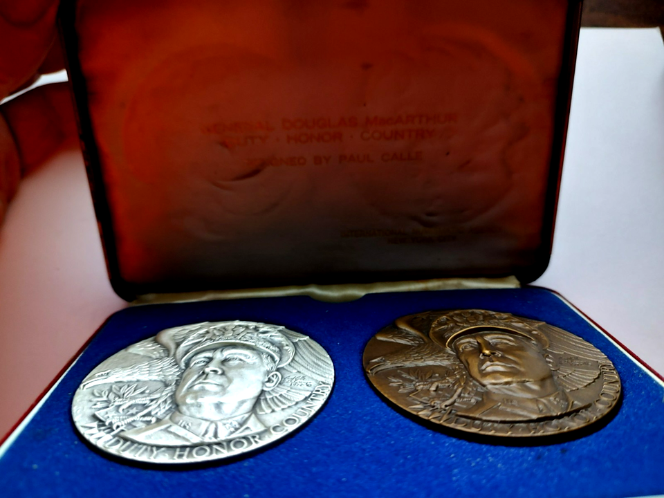 1972 GENERAL DOUGLAS MACARTHUR .999 Silver- 6oz.+ Bronze Medal - Hard ...