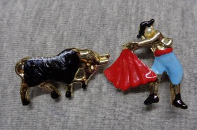 Vtg ESTATE JEWELRY ~ Goldtone Enamel Faux Pearl MATADOR and BULL Pin ...