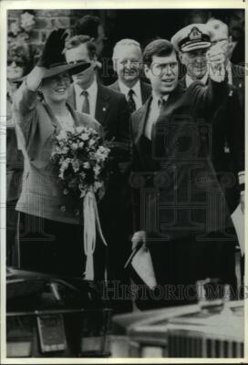 1992 Press Photo Prince Andrew & Fergie Wave Leaving Long Beach Church ...